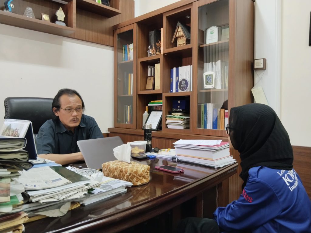 Makna dibalik Baju Hitam Prof. Dwi Andreas Santosa, Guru Besar IPB ...
