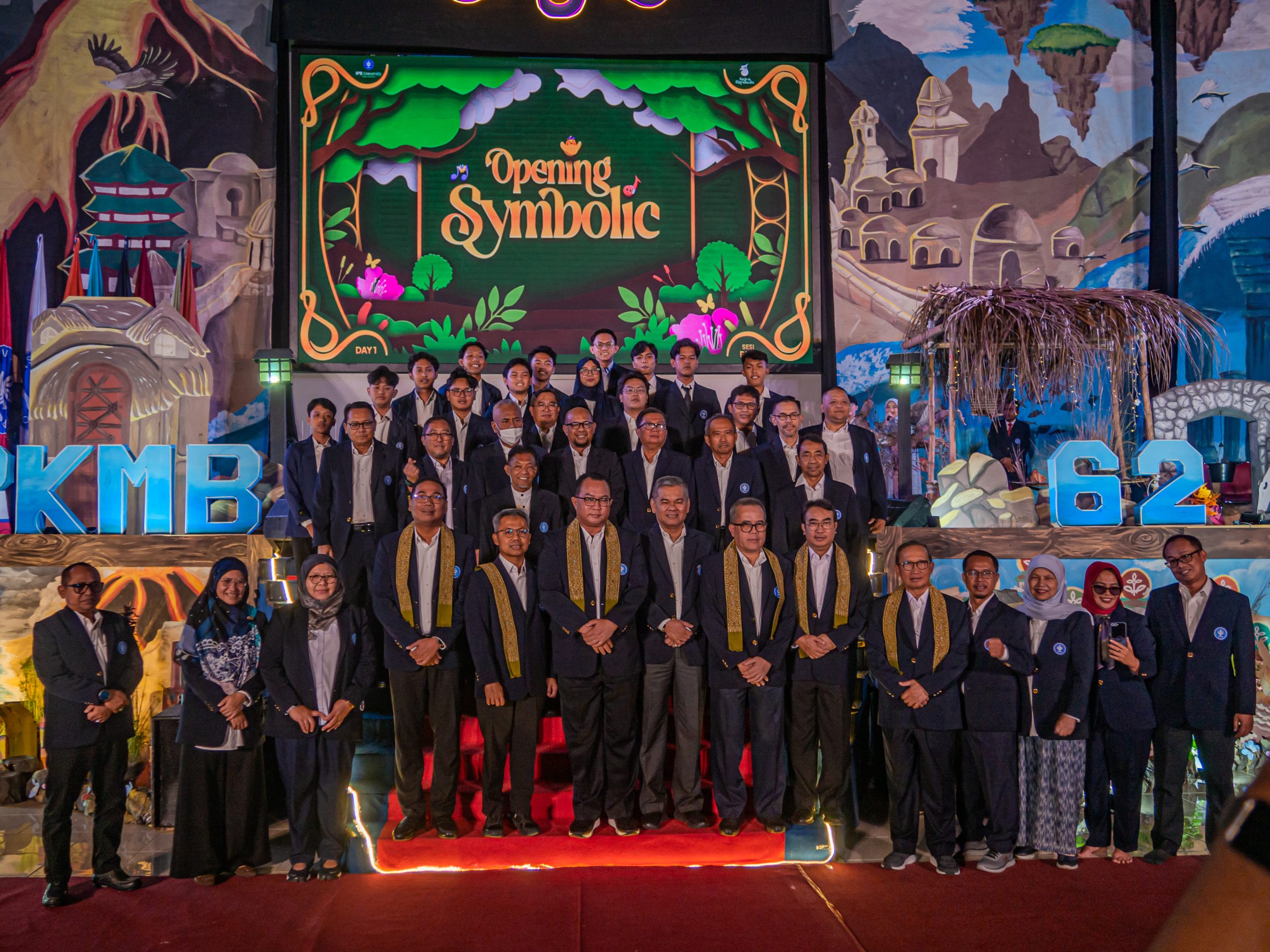 Ribuan Mahasiswa Baru IPB Ikuti MPKMB 2025, Rektor dan Gubernur Jabar ...